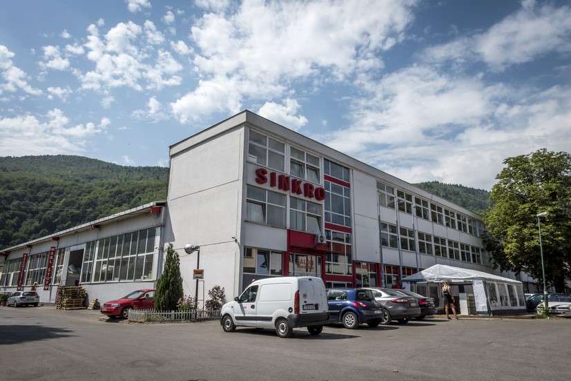 “Sinkro” je počeo u naninom prizemlju, a sada preuzima fabrike “Dallasa ...