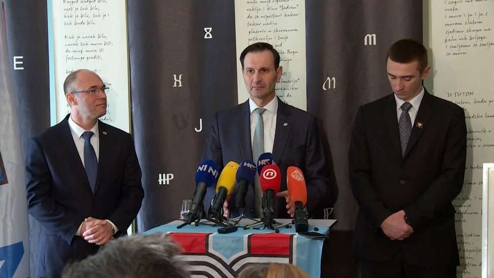 Izvađeni su noževi i udara se ispod pojasa | ARHIV STAV