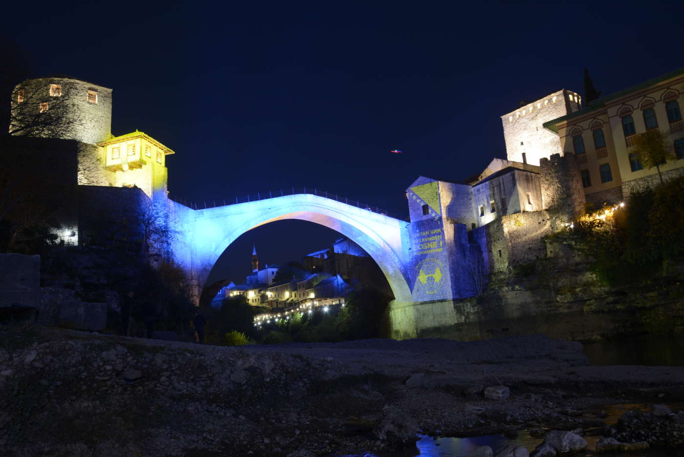 Mostar: Stari most u bojama zastave BiH povodom Dana državnosti | ARHIV ... Mostar: Stari most u bojama zastave BiH povodom Dana državnosti | ARHIV ...